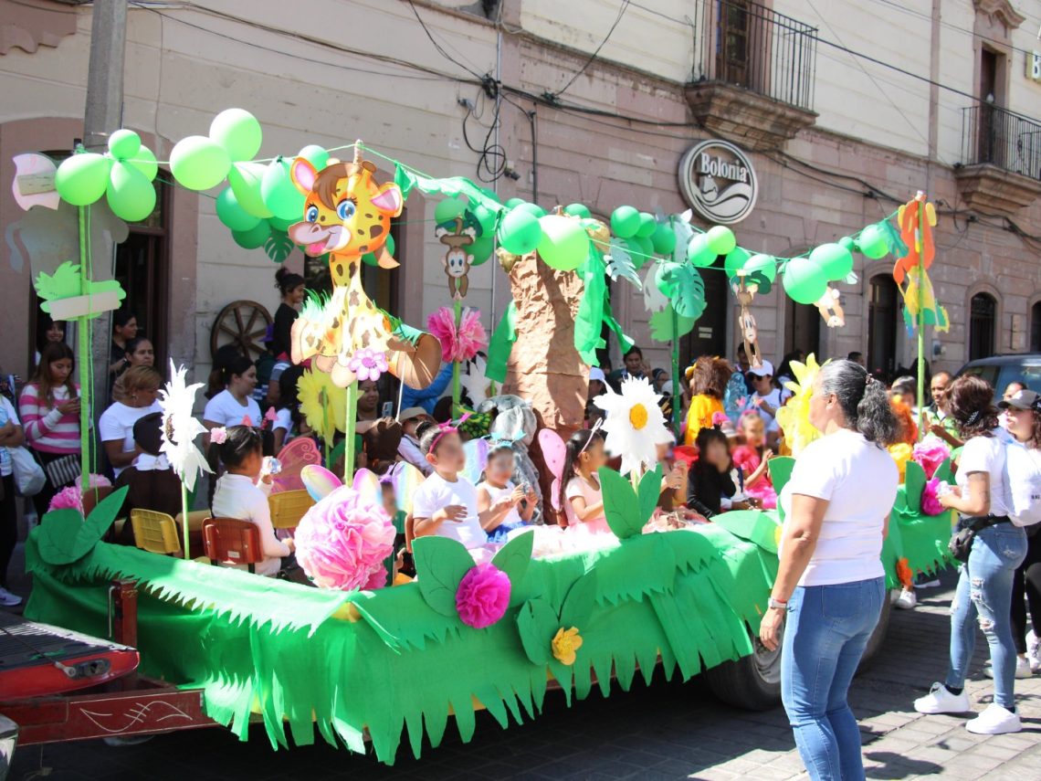 Más de mil 300 niñas y niños participan en el desfile de Primavera